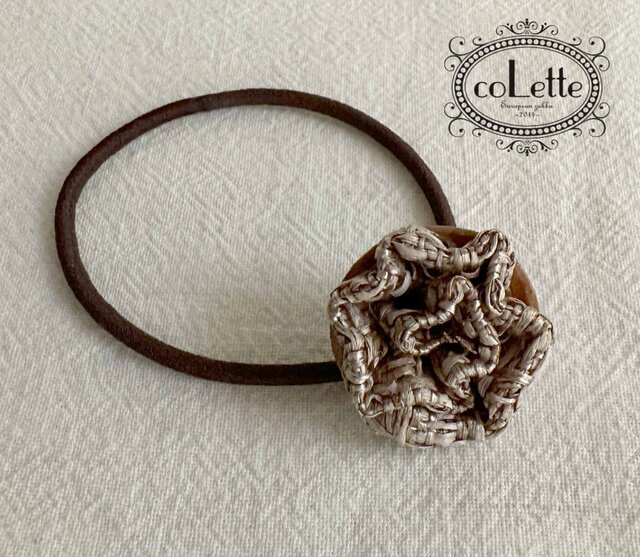 フランスヴィンテージヘアゴム／茶ストロー飾りボタン（AFB-175) | iichi 日々の暮らしを心地よくするハンドメイドやアンティークのマーケットプレイス