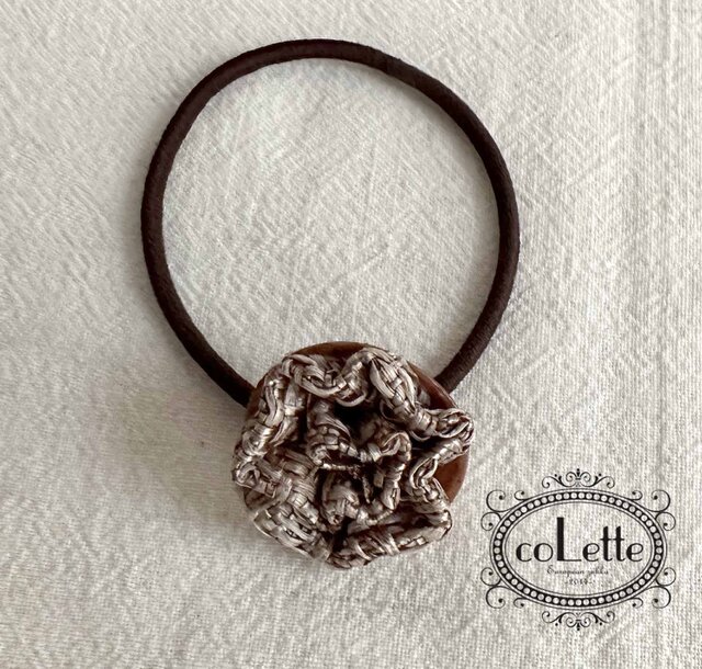 フランスヴィンテージヘアゴム／茶ストロー飾りボタン（AFB-175) | iichi 日々の暮らしを心地よくするハンドメイドやアンティークのマーケットプレイス