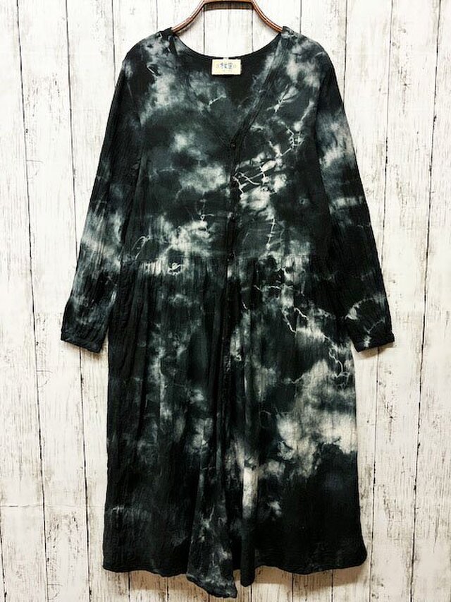 タイダイ染め 前開きのロングワンピース ムラ染め ブラック HD20-50 | iichi 日々の暮らしを心地よくするハンドメイドやアンティークのマーケットプレイス