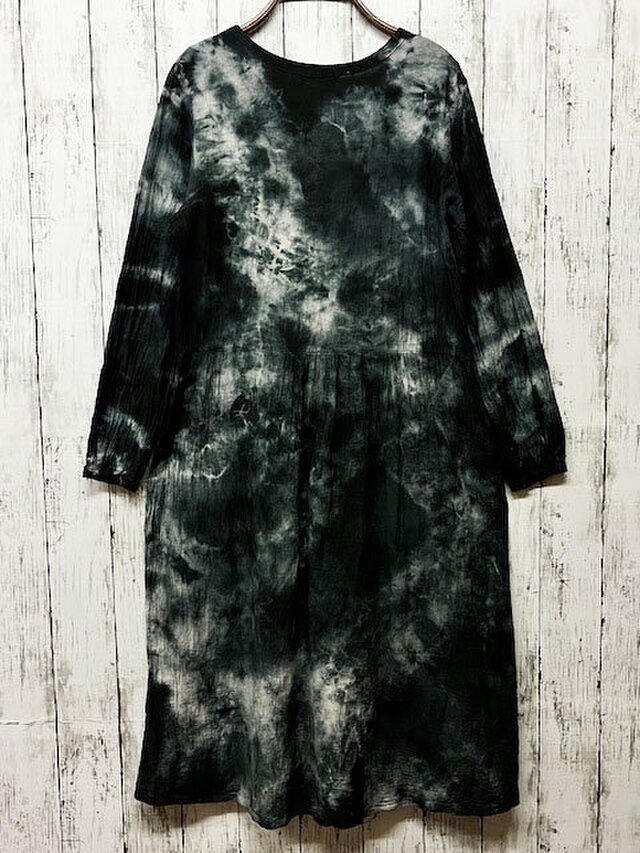 タイダイ染め 前開きのロングワンピース ムラ染め ブラック HD20-50 | iichi 日々の暮らしを心地よくするハンドメイドやアンティークのマーケットプレイス