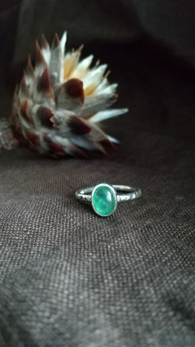 エメラルドシルバーリング#10.5 | iichi 日々の暮らしを心地よくするハンドメイドやアンティークのマーケットプレイス