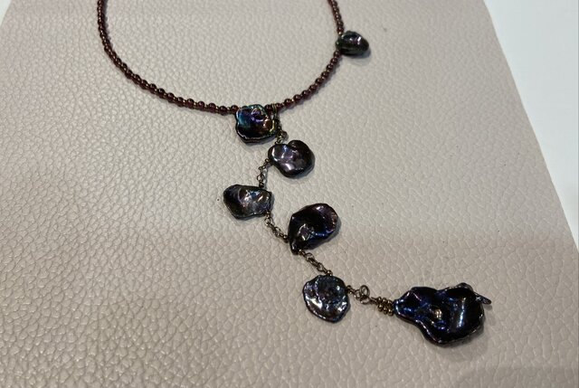 ケシパールとガーネットのクラシックネックレス | iichi 日々の暮らしを心地よくするハンドメイドやアンティークのマーケットプレイス