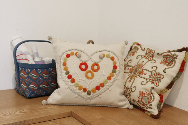 ウールクッション | iichi 日々の暮らしを心地よくするハンドメイドやアンティークのマーケットプレイス