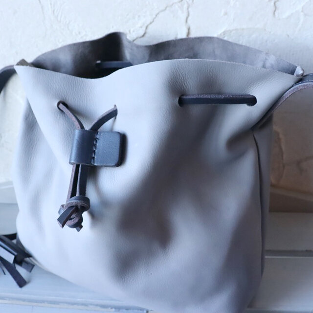 【期間限定】巾着 フニャ M ショルダー 兼用 天然革 ハンドメイド11153 | iichi 日々の暮らしを心地よくするハンドメイドやアンティークのマーケットプレイス