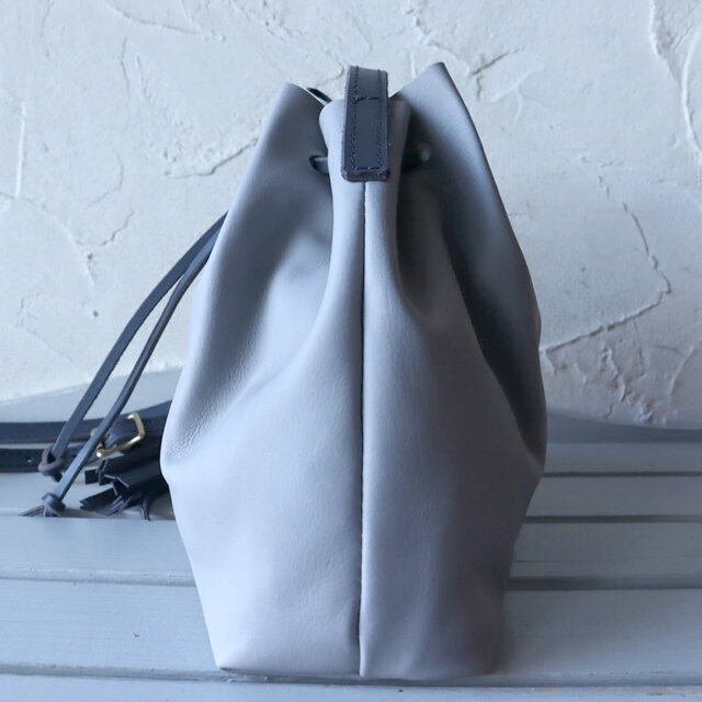 【期間限定】巾着 フニャ M ショルダー 兼用 天然革 ハンドメイド11153 | iichi 日々の暮らしを心地よくするハンドメイドやアンティークのマーケットプレイス