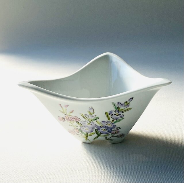 三つ足スクエア鉢 花散らし ローズマリー絵 | iichi 日々の暮らしを心地よくするハンドメイドやアンティークのマーケットプレイス