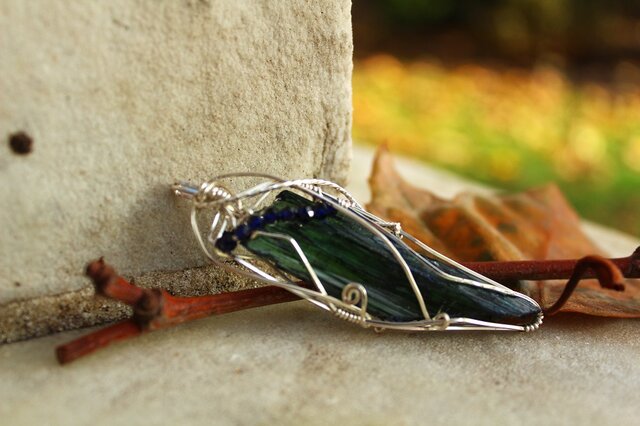 ビビアナイト 優しさ、気づき、真実を見抜く石 | iichi 日々の暮らしを心地よくするハンドメイドやアンティークのマーケットプレイス