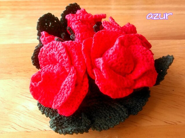 薔薇3輪とつぼみのコサージュ 赤 | iichi 日々の暮らしを心地よくするハンドメイドやアンティークのマーケットプレイス