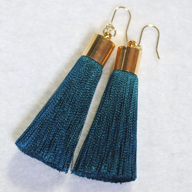 シルクタッセルのゴールドチタンピアス（孔雀青） | iichi 日々の暮らしを心地よくするハンドメイドやアンティークのマーケットプレイス
