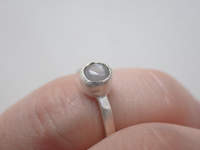 ホワイトスターサファイア・シルバーリング | iichi 日々の暮らしを心地よくするハンドメイドやアンティークのマーケットプレイス