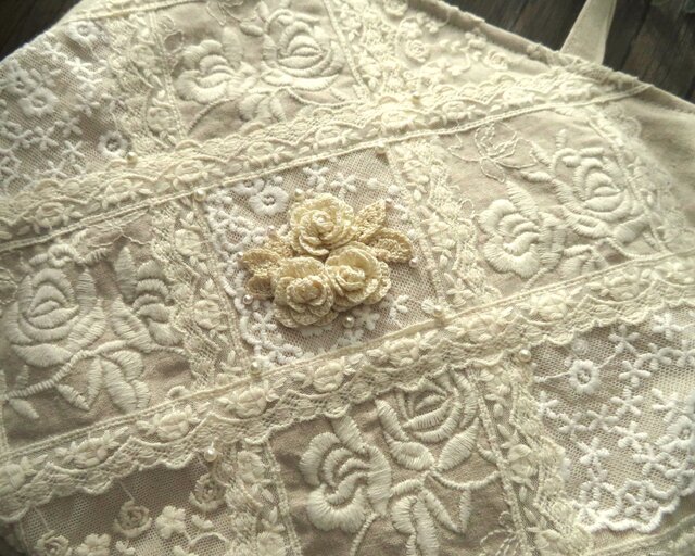 薔薇のクロッシェレース&パッチワークの2wayバッグ ～Rose garden～ | iichi 日々の暮らしを心地よくするハンドメイドやアンティークのマーケットプレイス