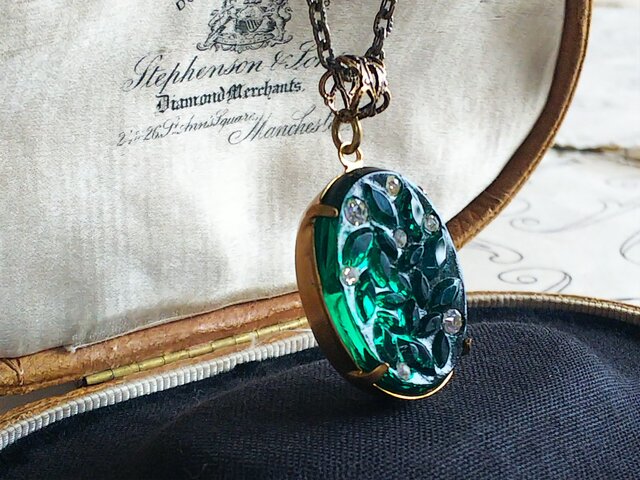 ヴィンテージ 7粒 Rhinestone/ Leaf (エメラルド）真鍮古美ネックレス | iichi 日々の暮らしを心地よくするハンドメイドやアンティークのマーケットプレイス
