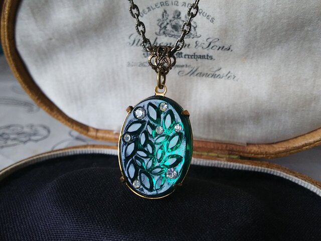 ヴィンテージ 7粒 Rhinestone/ Leaf (エメラルド）真鍮古美ネックレス | iichi 日々の暮らしを心地よくするハンドメイドやアンティークのマーケットプレイス