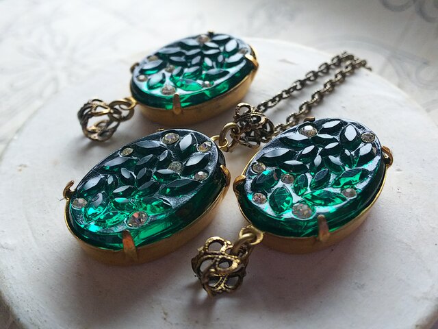 ヴィンテージ 7粒 Rhinestone/ Leaf (エメラルド）真鍮古美ネックレス | iichi 日々の暮らしを心地よくするハンドメイドやアンティークのマーケットプレイス