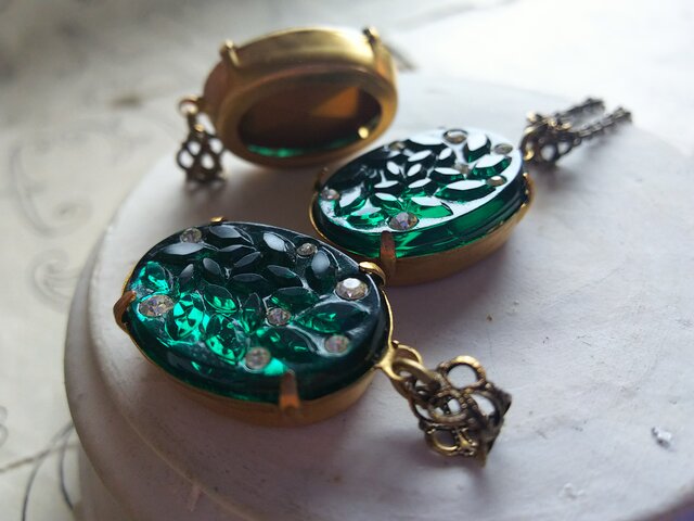 ヴィンテージ 7粒 Rhinestone/ Leaf (エメラルド）真鍮古美ネックレス | iichi 日々の暮らしを心地よくするハンドメイドやアンティークのマーケットプレイス