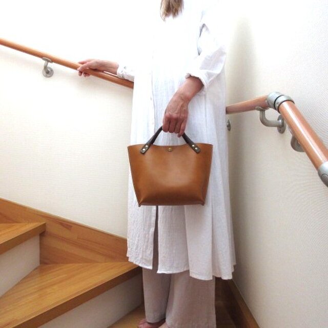 新サイズ♪《牛革》底マチワイド・キャメル・一枚革のミニトート・0511 | iichi 日々の暮らしを心地よくするハンドメイドやアンティークのマーケットプレイス