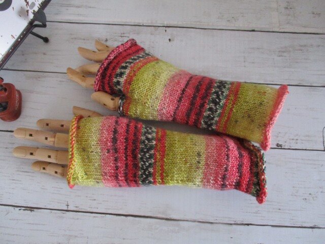 手編みハンドウォーマー Opal Sweet & Spicy2 8610 Watermelon | iichi 日々の暮らしを心地よくするハンドメイドやアンティークのマーケットプレイス