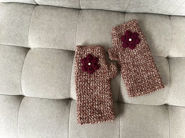 アフガン編みのハンドウォーマー えんじ | iichi 日々の暮らしを心地よくするハンドメイドやアンティークのマーケットプレイス