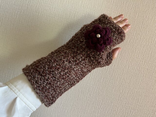 アフガン編みのハンドウォーマー えんじ | iichi 日々の暮らしを心地よくするハンドメイドやアンティークのマーケットプレイス