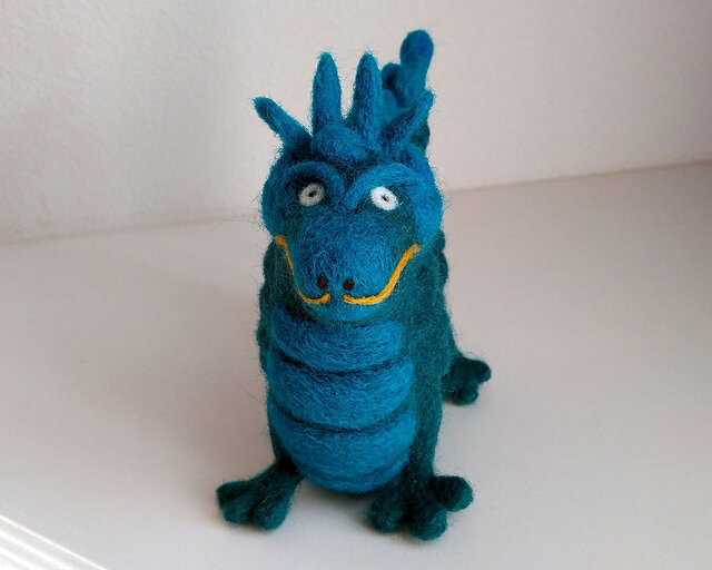 【kumaneko様オーダー】羊毛フェルトの辰さん＆はしびろさんメモスタンド | iichi 日々の暮らしを心地よくするハンドメイドやアンティークのマーケットプレイス