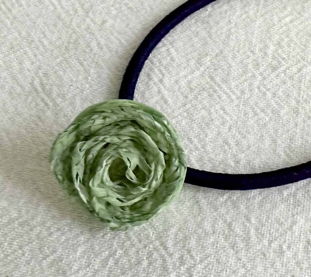 フランスアンティークヘアゴム／グリーン・小ストローボタン（AFB-178） | iichi 日々の暮らしを心地よくするハンドメイドやアンティークのマーケットプレイス