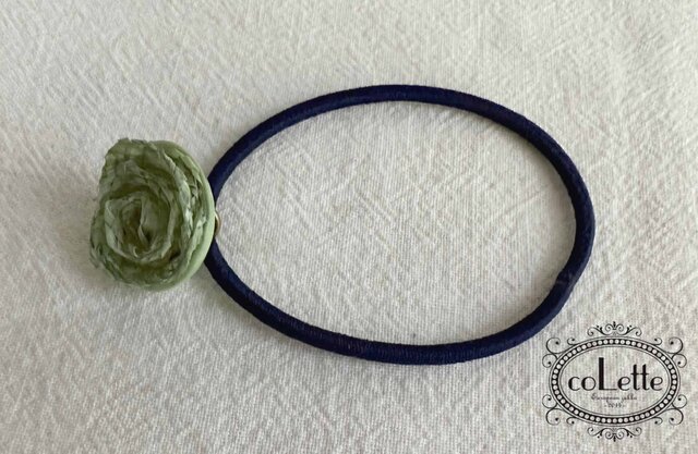 フランスアンティークヘアゴム／グリーン・小ストローボタン（AFB-178） | iichi 日々の暮らしを心地よくするハンドメイドやアンティークのマーケットプレイス