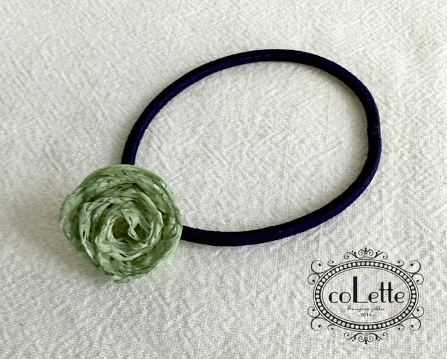 フランスアンティークヘアゴム／グリーン・小ストローボタン（AFB-178） | iichi 日々の暮らしを心地よくするハンドメイドやアンティークのマーケットプレイス