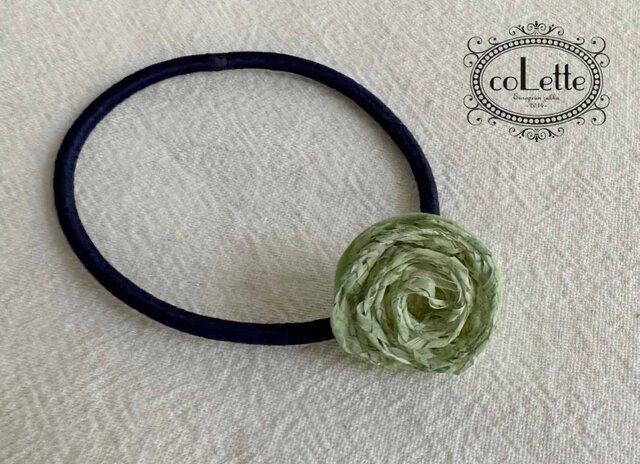 フランスアンティークヘアゴム／グリーン・小ストローボタン（AFB-178） | iichi 日々の暮らしを心地よくするハンドメイドやアンティークのマーケットプレイス