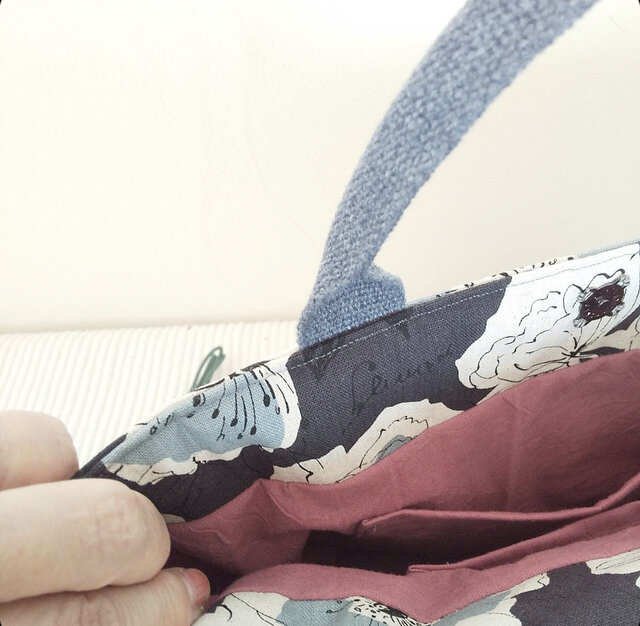 ヴィンテージテープハンドル♡花柄トートbag | iichi 日々の暮らしを心地よくするハンドメイドやアンティークのマーケットプレイス