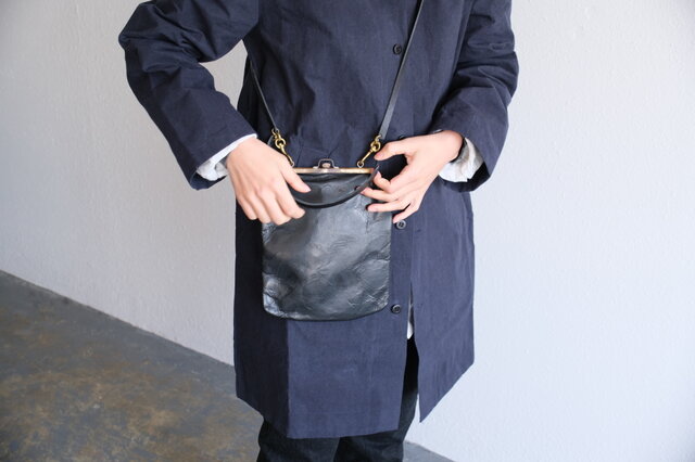 【new】frame porch ＜エゾ鹿革黒染・L＞ レザーショルダーポーチ | iichi 日々の暮らしを心地よくするハンドメイドやアンティークのマーケットプレイス