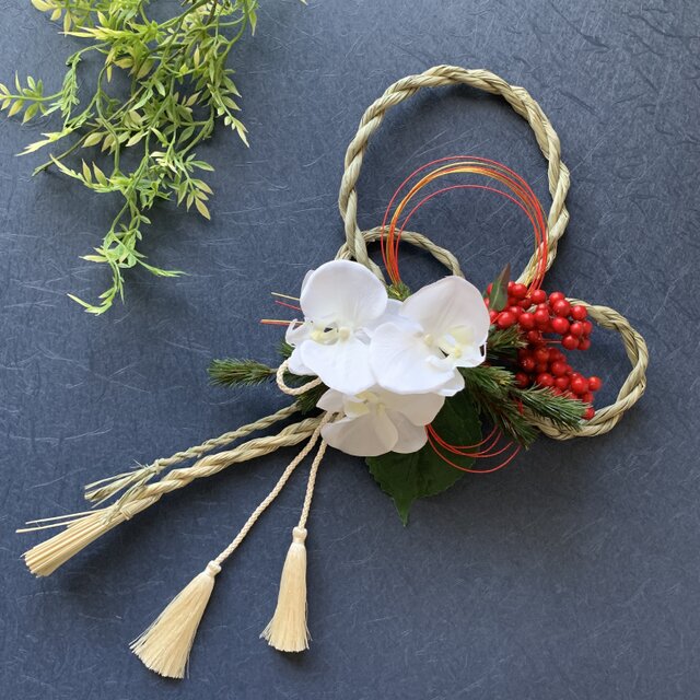 正月お飾り 胡蝶蘭と南天の実 水引 和玉 しめ縄 胡蝶蘭 玄関 アーティフィシャルフラワー 造花 | iichi 日々の暮らしを心地よくするハンドメイドやアンティークのマーケットプレイス