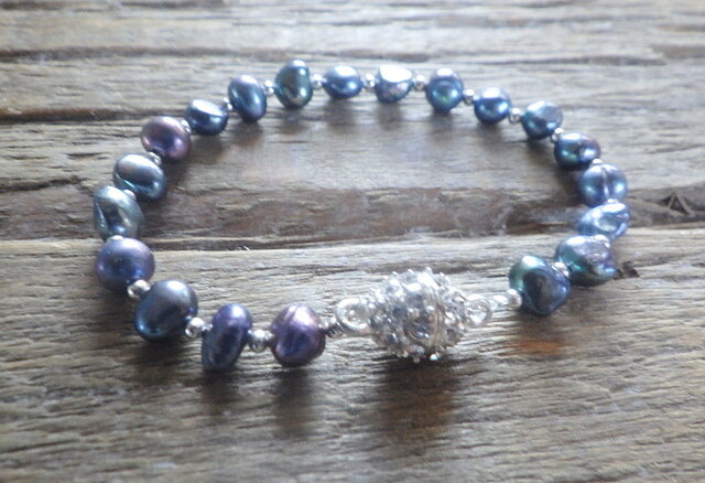Flesh Pearl Necklace 淡水パールのブレスレット☆マグネットクラスプ☆黒蝶真珠 バロックパール | iichi 日々の暮らし ...