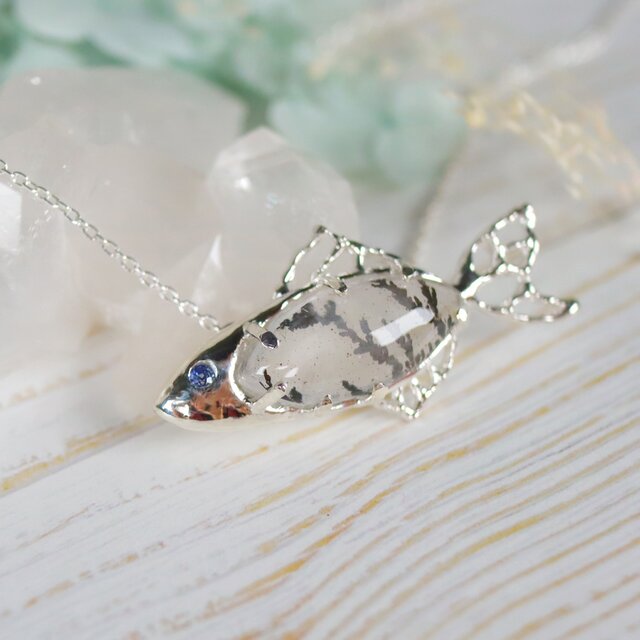 "魚は故郷の夢を見る" デンドリティッククオーツとサファイアの雪国に住む魚ネックレス シルバー925 | iichi 日々の暮らしを心地よくするハンドメイドやアンティークのマーケットプレイス