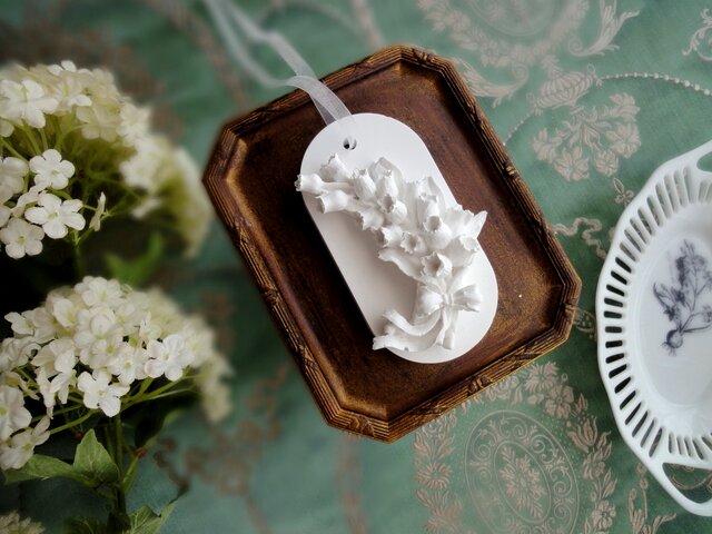 白いオーナメント アロマストーン 春の鈴蘭 すずらん ミュゲ 鈴蘭の日のギフト | iichi 日々の暮らしを心地よくするハンドメイドや ...