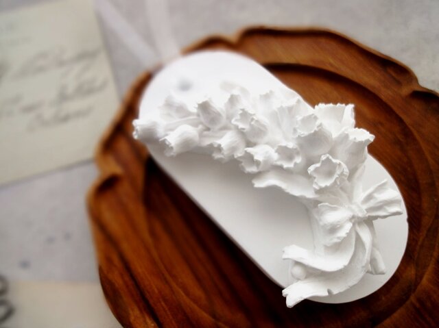 白いオーナメント アロマストーン 春の鈴蘭 すずらん ミュゲ 鈴蘭の日のギフト | iichi 日々の暮らしを心地よくするハンドメイドやアンティークのマーケットプレイス