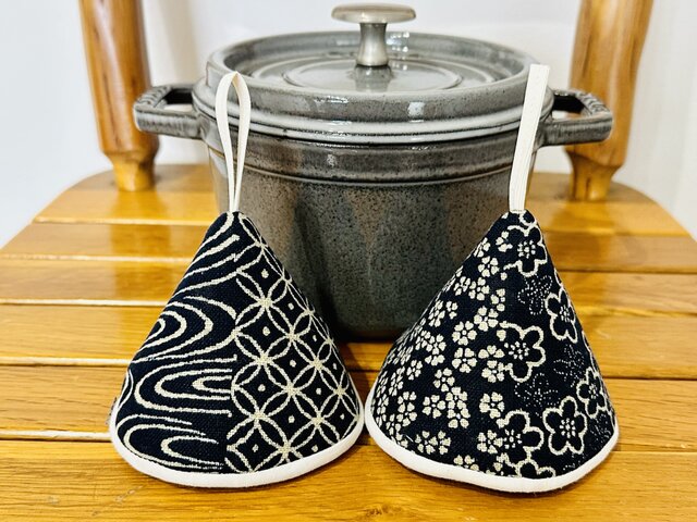 三角鍋つかみ★staub ストウブ ホーロー鍋★ミトン 鍋つかみ | iichi 日々の暮らしを心地よくするハンドメイドやアンティークのマーケットプレイス