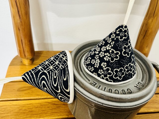 三角鍋つかみ★staub ストウブ ホーロー鍋★ミトン 鍋つかみ | iichi 日々の暮らしを心地よくするハンドメイドやアンティークのマーケットプレイス