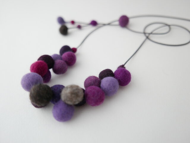 Single loop_L balls violet | iichi 日々の暮らしを心地よくするハンドメイドやアンティークのマーケットプレイス