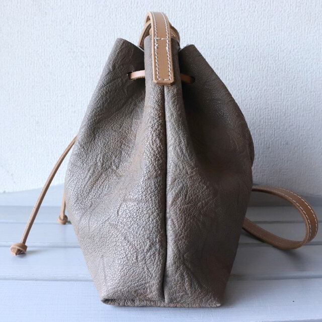 【期間限定】値下げ 巾着レザーバッグ M ショルダー 兼用 天然革 ハンドメイド10285 | iichi 日々の暮らしを心地よくするハンドメイドやアンティークのマーケットプレイス