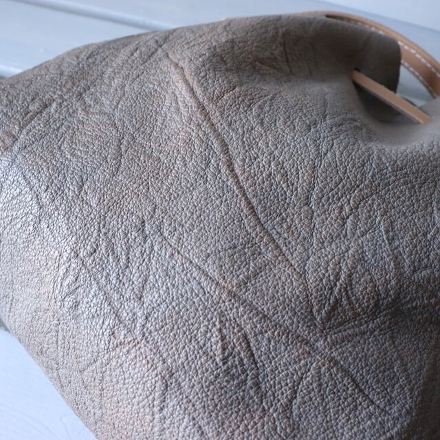 【期間限定】値下げ 巾着レザーバッグ M ショルダー 兼用 天然革 ハンドメイド10285 | iichi 日々の暮らしを心地よくするハンドメイドやアンティークのマーケットプレイス