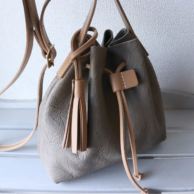 【期間限定】値下げ 巾着レザーバッグ M ショルダー 兼用 天然革 ハンドメイド10285 | iichi 日々の暮らしを心地よくするハンドメイドやアンティークのマーケットプレイス