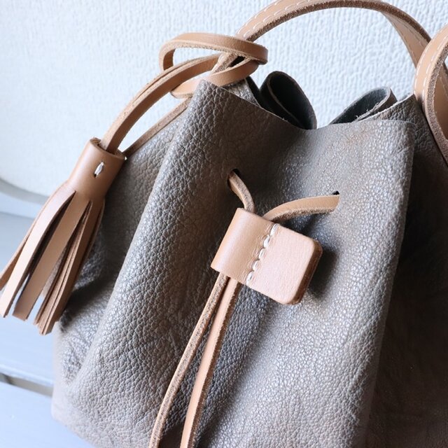 【期間限定】値下げ 巾着レザーバッグ M ショルダー 兼用 天然革 ハンドメイド10285 | iichi 日々の暮らしを心地よくするハンドメイドやアンティークのマーケットプレイス