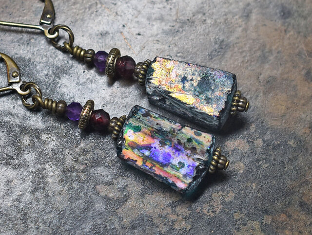 ブルーグリーン銀化ローマングラスとガーネット、アメジストのピアス | iichi 日々の暮らしを心地よくするハンドメイドやアンティークのマーケットプレイス