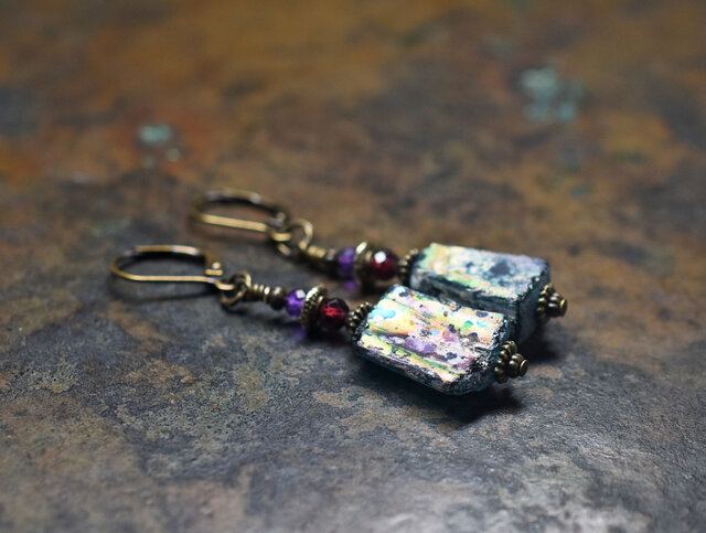 ブルーグリーン銀化ローマングラスとガーネット、アメジストのピアス | iichi 日々の暮らしを心地よくするハンドメイドやアンティークのマーケットプレイス