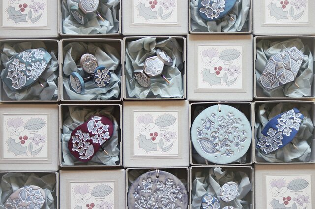 【クリスマス特別作品】: : : 陶土の草花オーナメント : : : 1254 | iichi 日々の暮らしを心地よくするハンドメイドやアンティークのマーケットプレイス