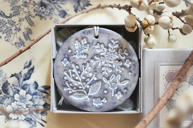 【クリスマス特別作品】: : : 陶土の草花オーナメント : : : 1254 | iichi 日々の暮らしを心地よくするハンドメイドやアンティークのマーケットプレイス