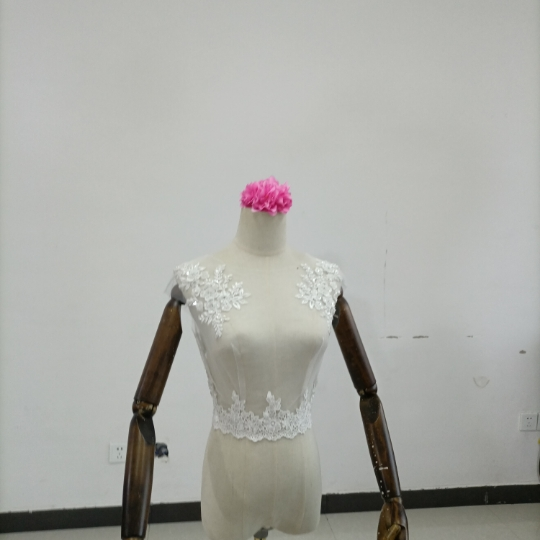 エレガント トップス ウエディングドレス オフホワイト キラキラのハンドビーディング | iichi 日々の暮らしを心地よくするハンドメイドやアンティークのマーケットプレイス