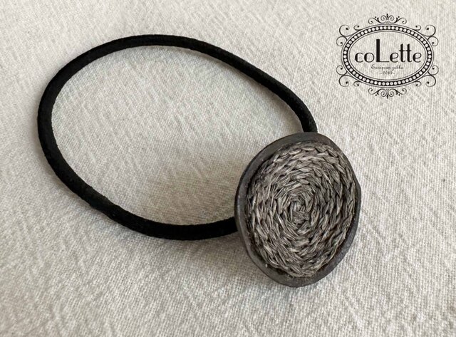 フランスヴィンテージヘアゴム／ストロー編み込みグレーボタン（AFB-182） | iichi 日々の暮らしを心地よくするハンドメイドやアンティークのマーケットプレイス