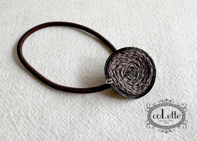 フランスヴィンテージヘアゴム／ストロー編み込みグレーパープルボタン（AFB-182） | iichi 日々の暮らしを心地よくするハンドメイドやアンティークのマーケットプレイス