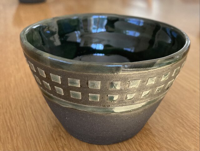 黒泥土に織部釉薬 | iichi 日々の暮らしを心地よくするハンドメイドやアンティークのマーケットプレイス